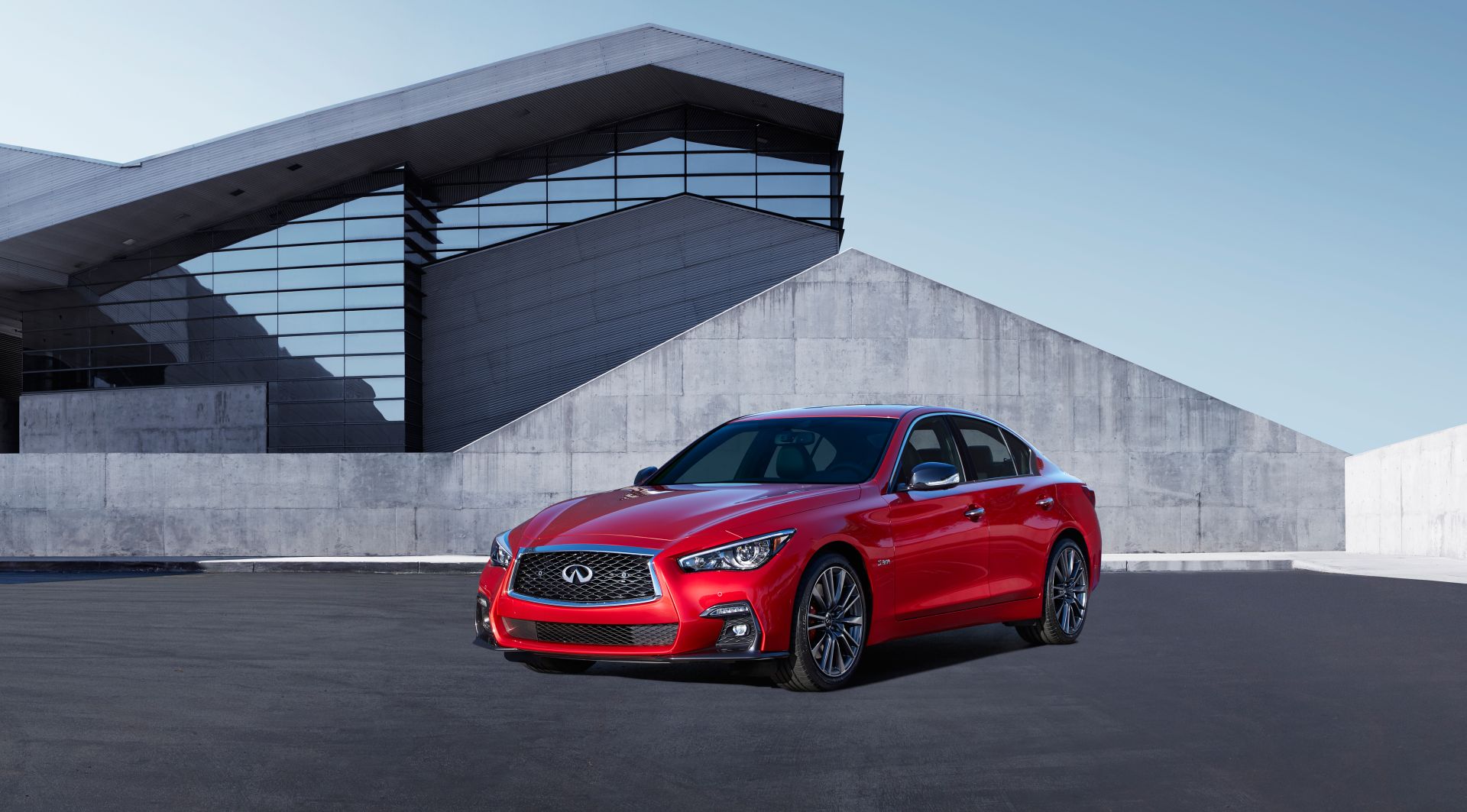 Der INFINITI Q50 bekommt ein frisches Blechkleid und technische Feinheiten